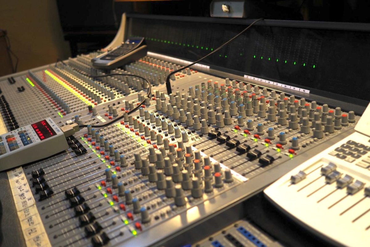 R.&B. Analog/Digital Recording Studio